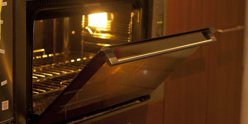 Per pulire e sgrassare velocemente il doppio vetro del forno basta un ... Per pulire e sgrassare velocemente il doppio vetro del forno basta un ...