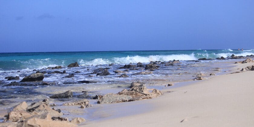Una miriade di sassolini a forma di popcorn e un mare cristallino ecco ...